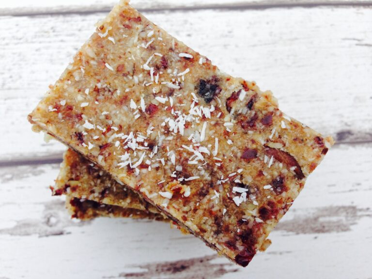 Simple and clean granola bars recipe - 4 ingredients only! Vegan too!