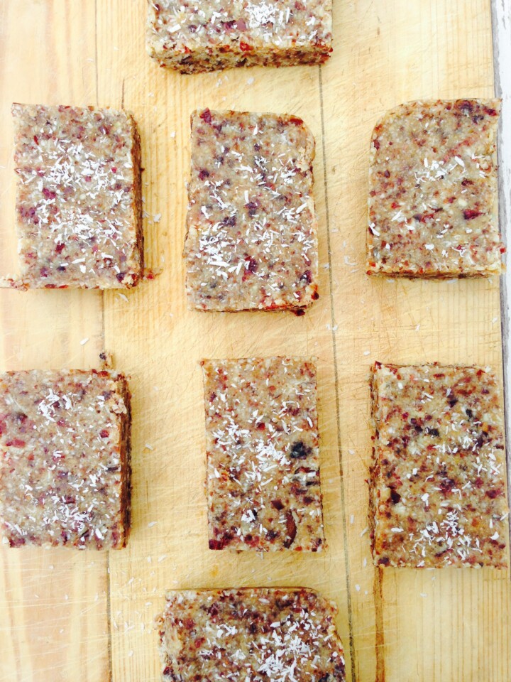 Simple and clean granola bars recipe - 4 ingredients only! Vegan too!