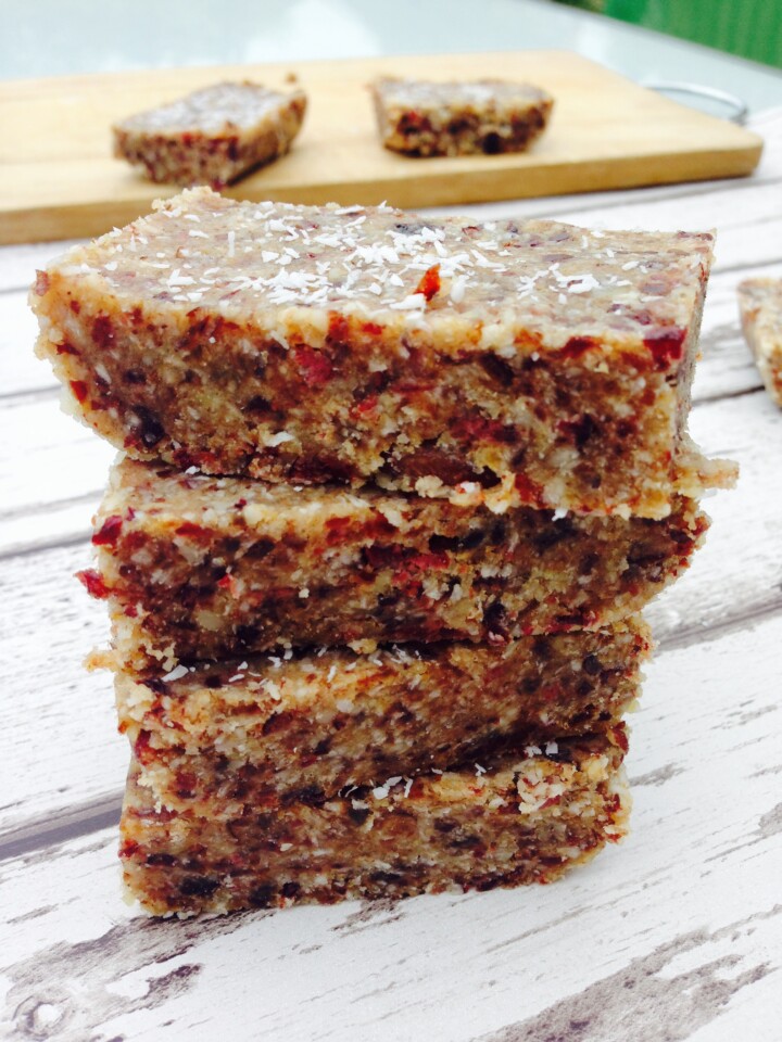 Simple and clean granola bars recipe - 4 ingredients only! Vegan too!