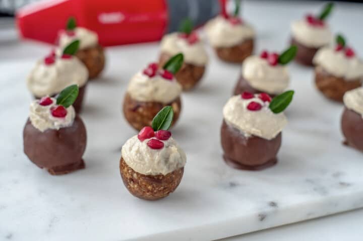 Healthy Christmas Pudding Bites - Hedi Hearts