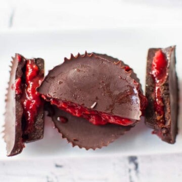 Clean eating dark chocolate cups recipe with strawberry sauce - Hedi Hearts