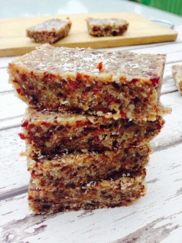 Simple and clean granola bars recipe - 4 ingredients only! Vegan too!